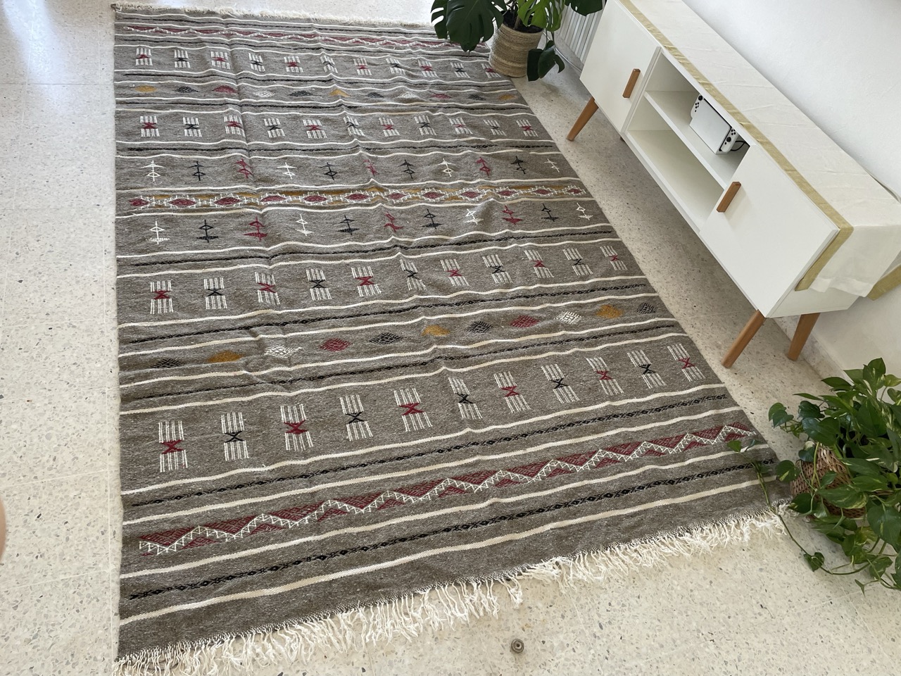 Tapis Berbère Crépuscule Saharien – Fond Gris 200×120 cm – Artizone