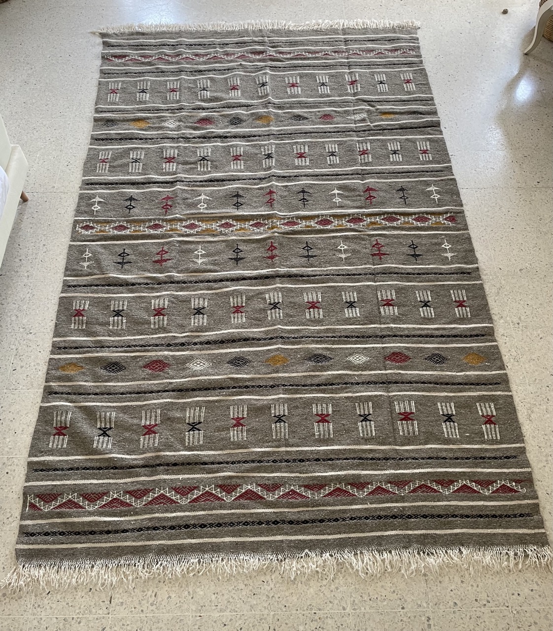 Tapis Berbère Crépuscule Saharien – Fond Gris 200×120 cm – Artizone