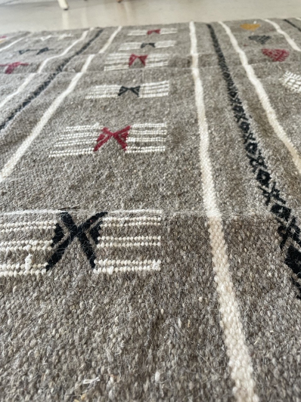 Tapis Berbère Crépuscule Saharien – Fond Gris 200×120 cm – Artizone