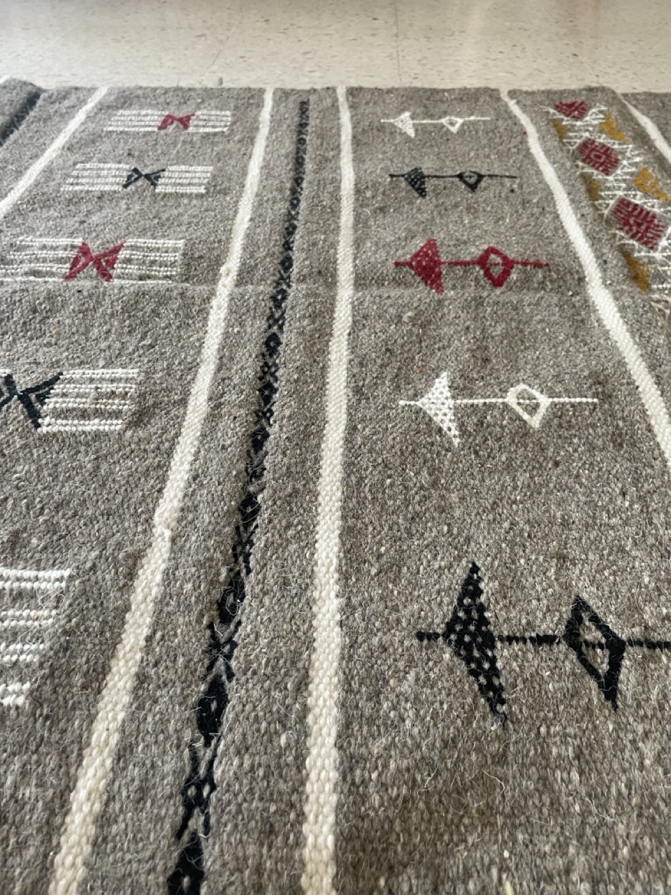 Tapis Berbère Crépuscule Saharien – Fond Gris 200×120 cm – Artizone